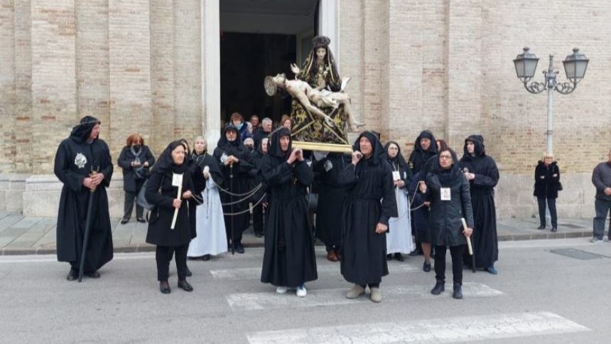 In tanti alla tradizionale processione della Madonna Addolorata a Vasto ...